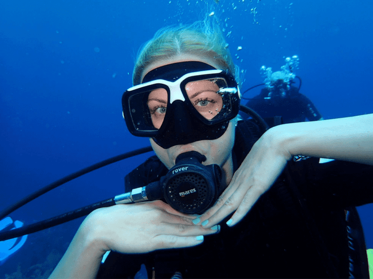 Experience Thrilling SCUBA Diving in Roatan | Blue Island Divers